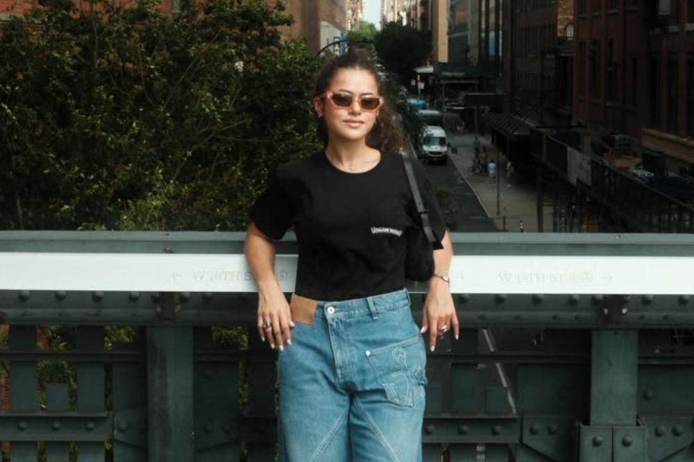 Maisa aposta em jeans torcido diferentão e tênis de oncinha em look em NY