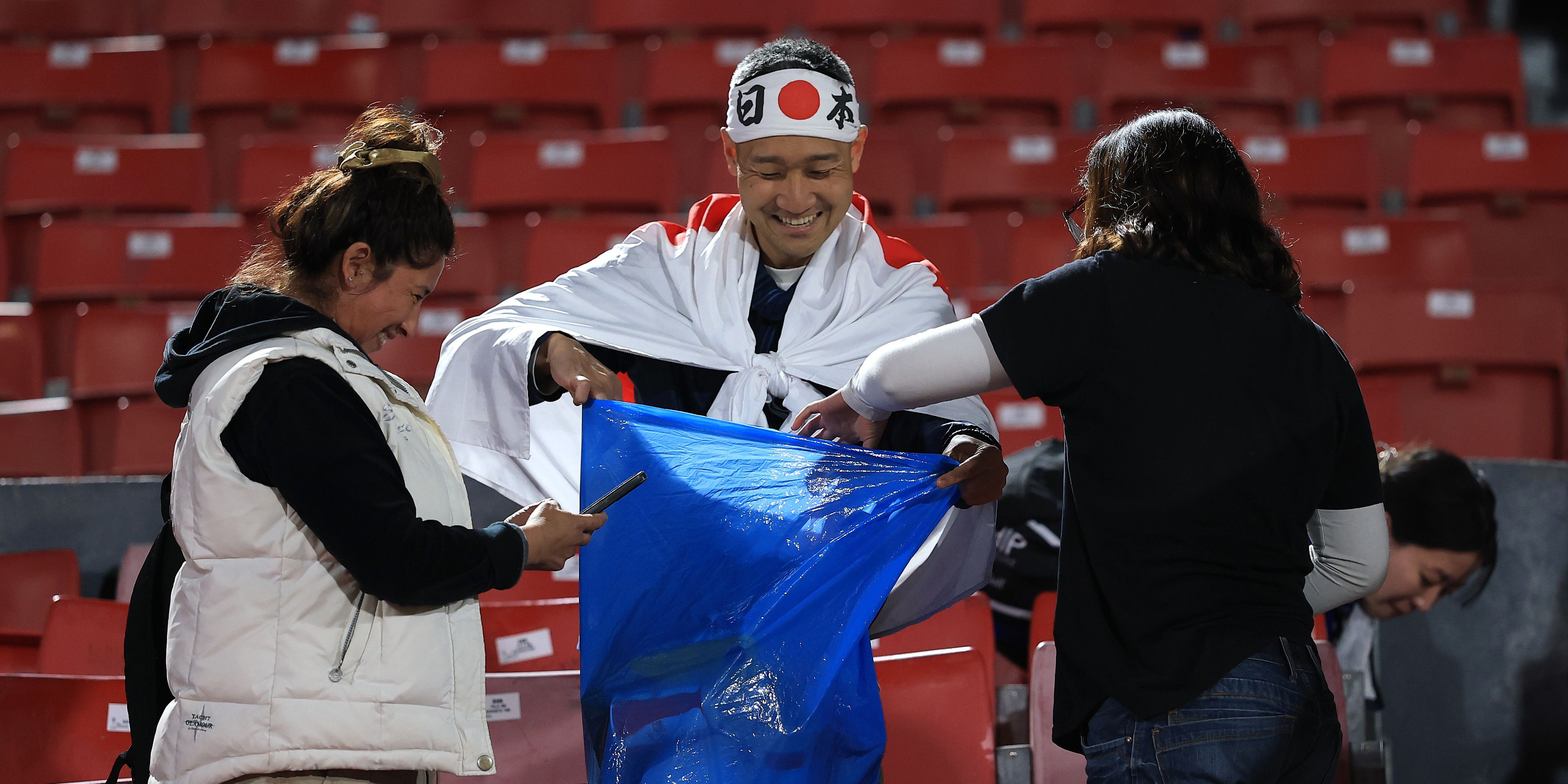 NFL-Superstar half Japan-Fans im Stadion beim Aufräumen