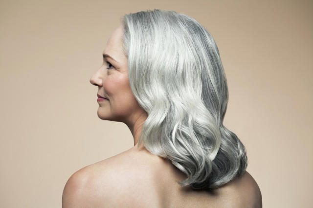 Capelli grigi dopo i 50 anni: qual è la nuance che illumina il viso e ...