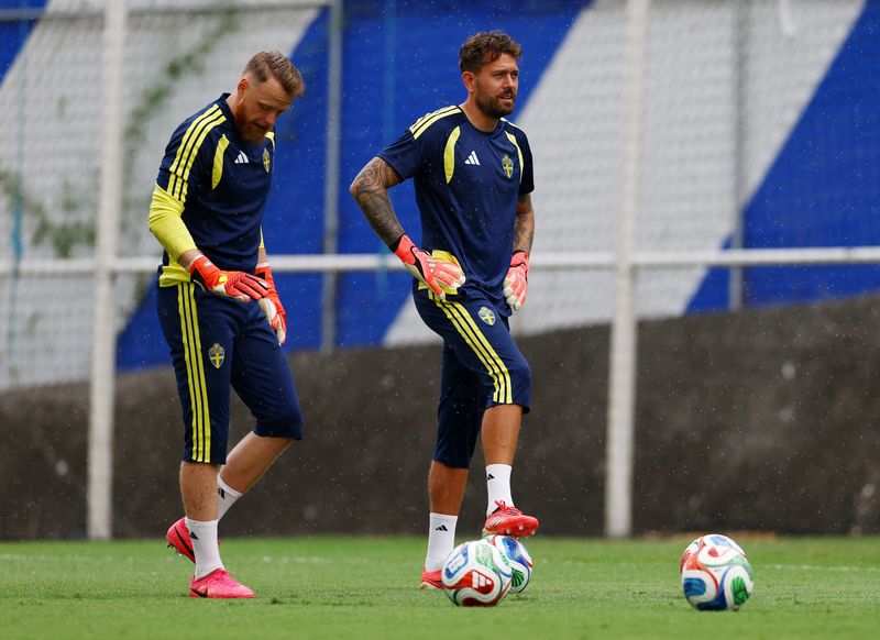 Soccer - Nordfeldt starts in goal for Sweden against Tunisia