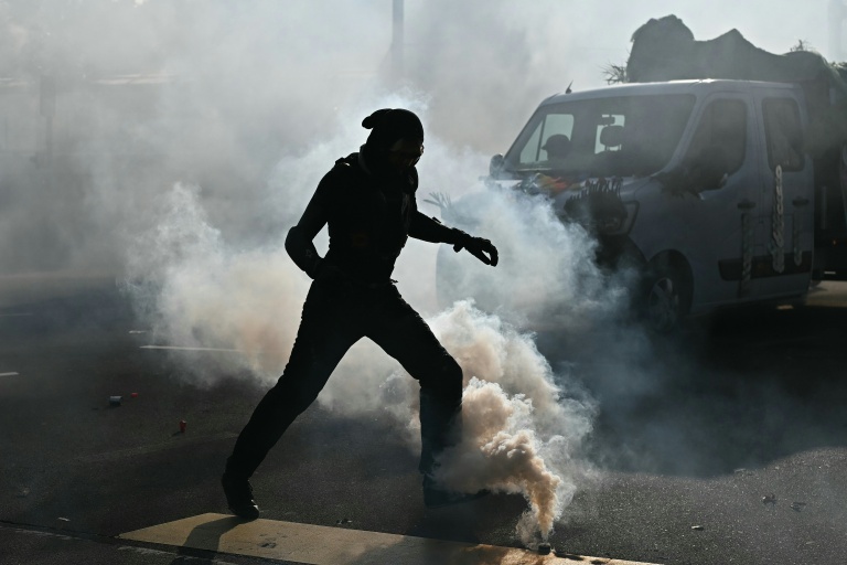 G7 protest turns from carnival to violent stand-off