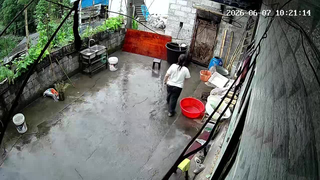Outdoor restroom roof collapses during heavy rain in Yunnan, China