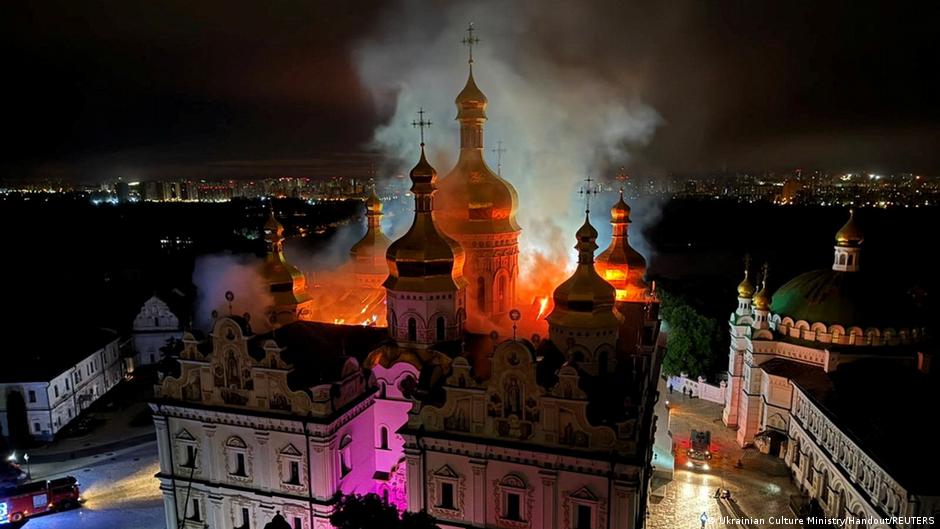 Arde milenario monasterio en Kiev tras un masivo ataque ruso