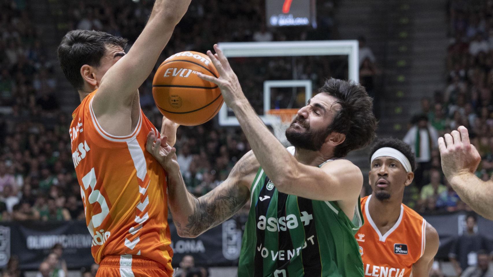 El Valencia Basket hunde al Joventut en Badalona y se cita con el Barça ...