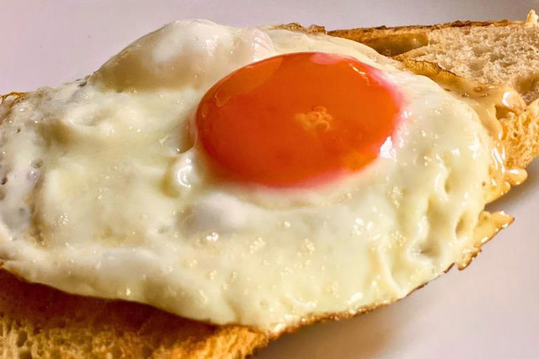 Fried eggs will be tastier if you ditch olive oil and butter for chef’s ...
