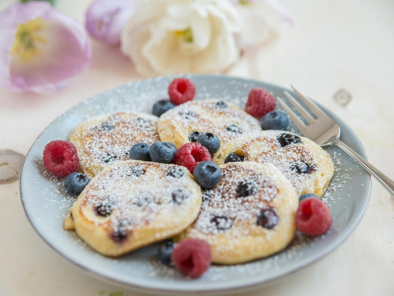 Zamień mleko na ten serek i dodaj borówki. Puszyste placuszki wychodzą ...
