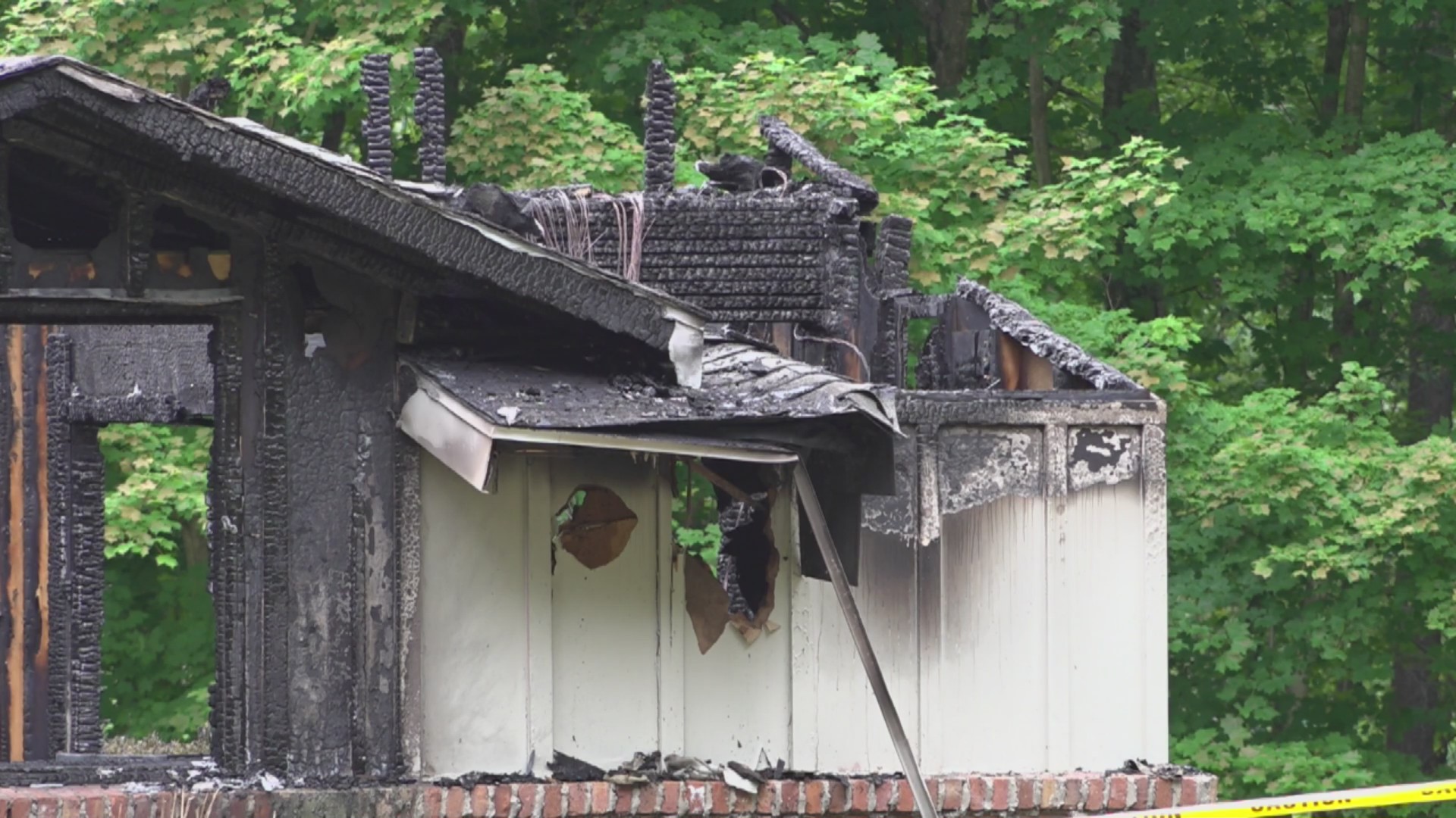 Fire destroys garage, damages vacant home | 28/22 News