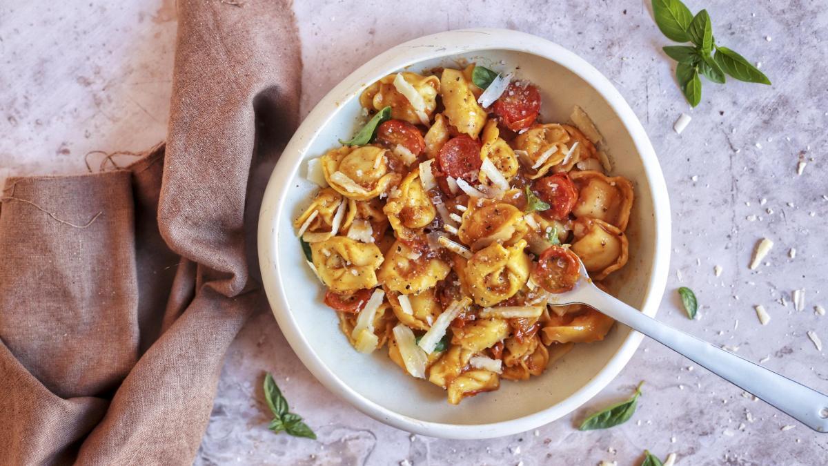 Capeletti de jamón con tomate asado y yema curada, una receta gourmet ...