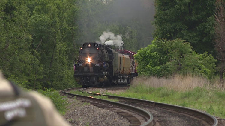 Crowds watch as Big Boy 4014 rolls through northeastern Pennsylvania