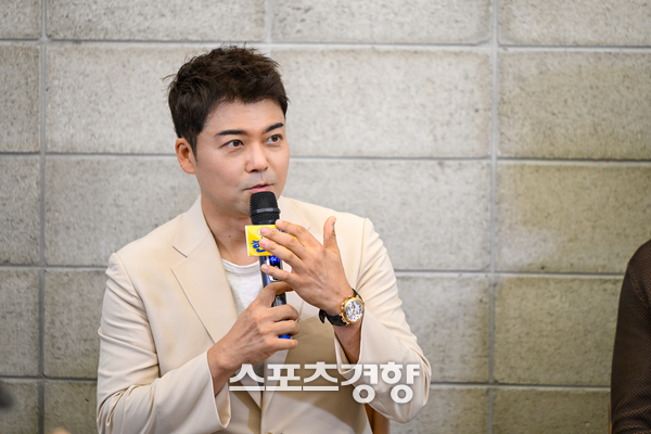 Jeon Hyun-mu, taking on his first thriller variety show as MC, to host ...