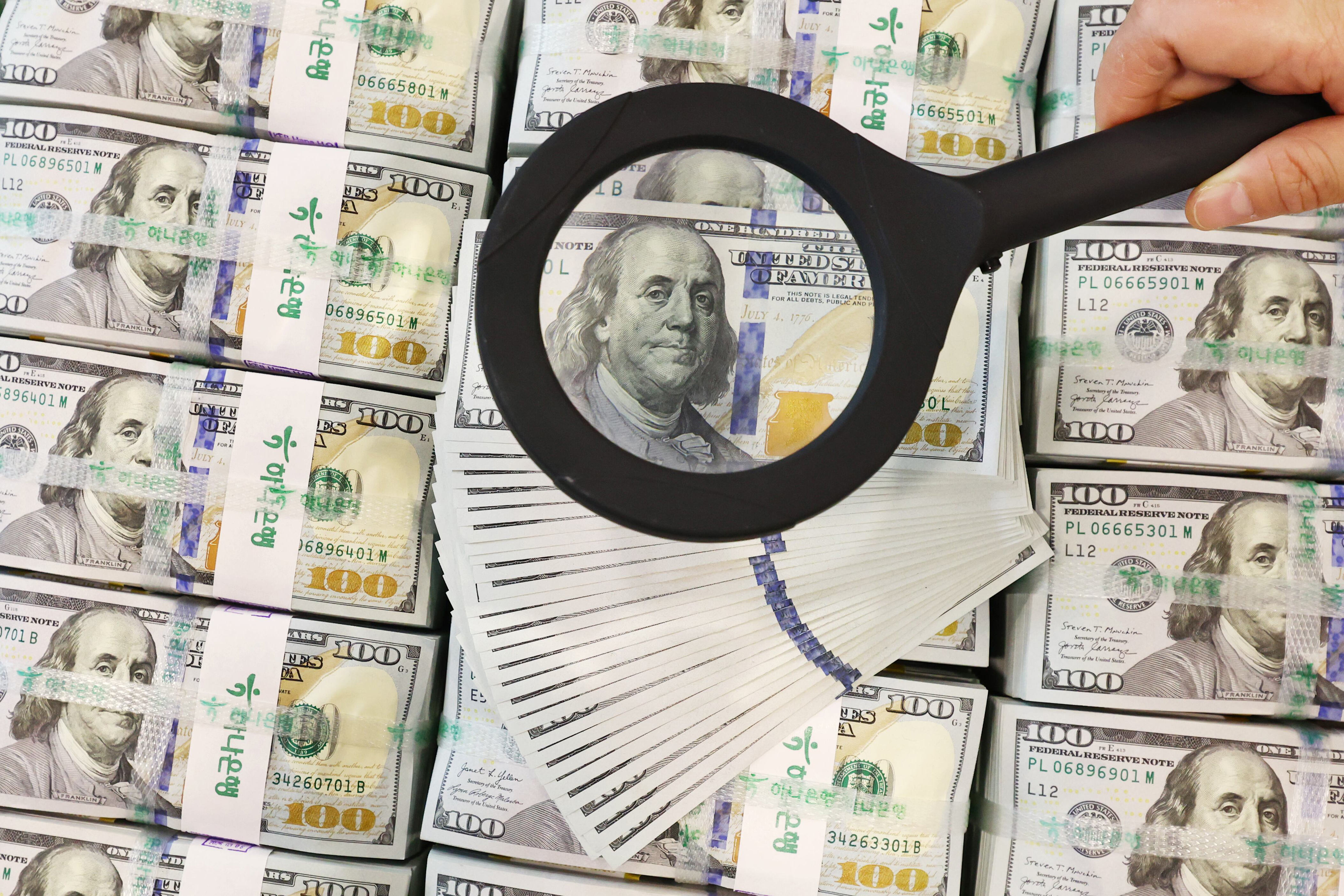 Foreign investors buy record Korean bonds, sell stocks