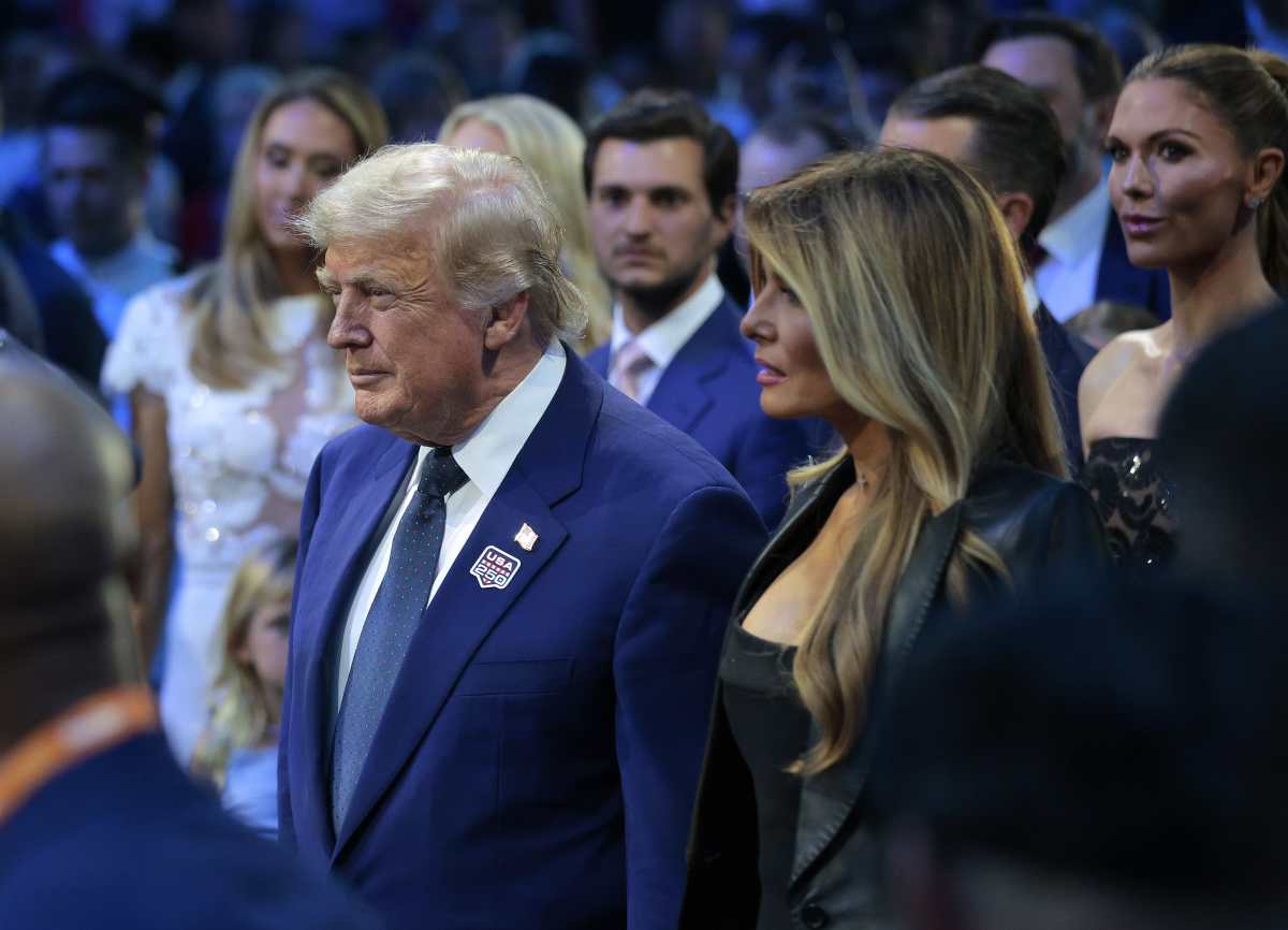 125K-person crowd erupts as man leads 'Happy Birthday' chant for Trump ...
