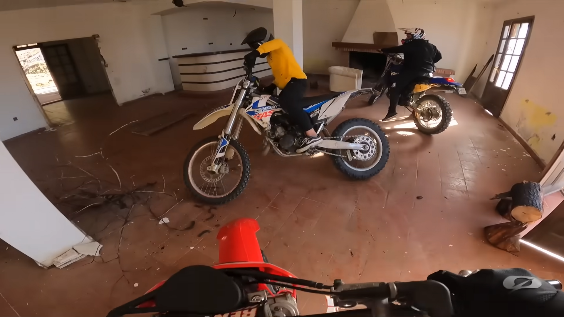 ¿Se puede entrar con una supermotard aquí dentro?