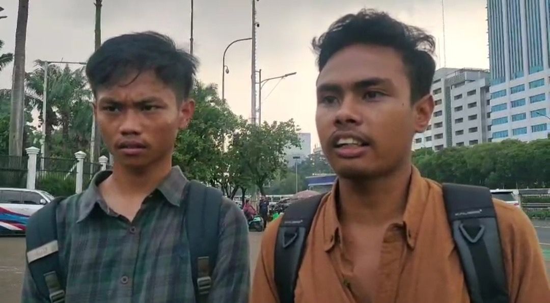 Mengatasnamakan koalisi masyarakat peduli MBG, massa demo di depan ...