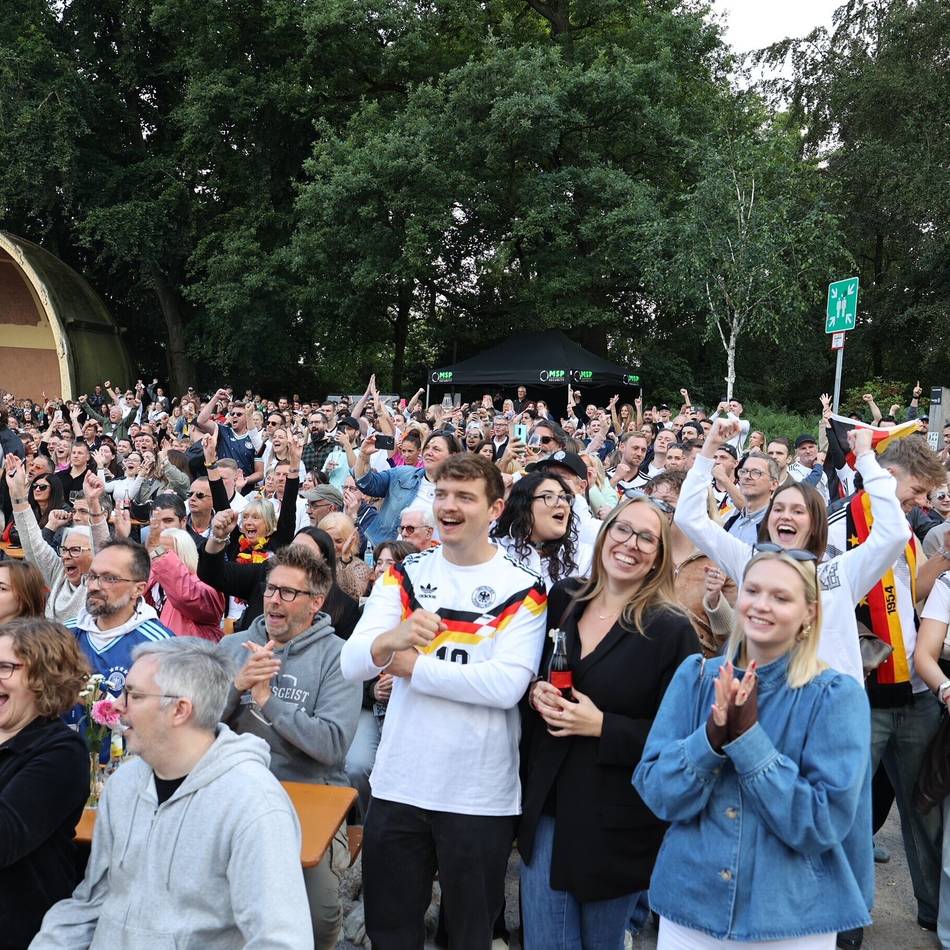 Zahlreiche Fans feiern den Sieg gegen Curaçao im Kaiserbiergarten