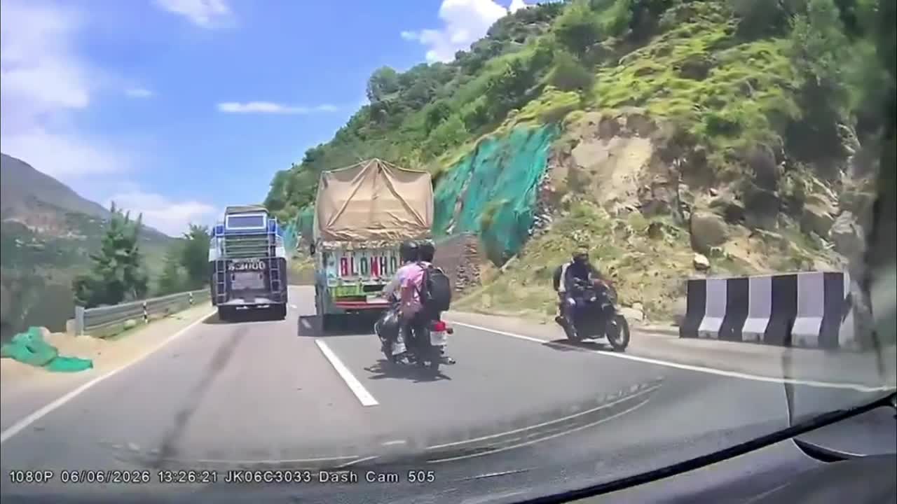 Passenger bus driver’s quick reflexes save motorcyclists after risky ...