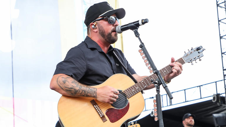 Country singer Tyler Farr cancels concert after farming accident: 'Severe'