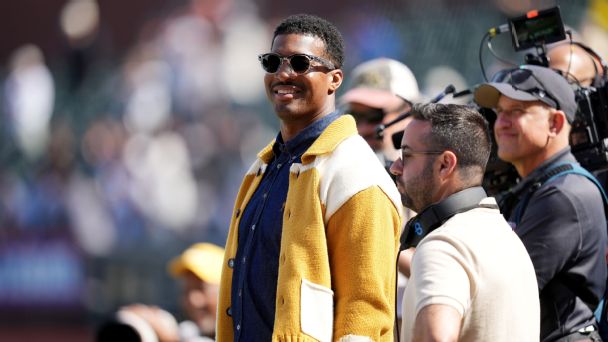 Jameis Winston helps Japan's fans clean up after World Cup match