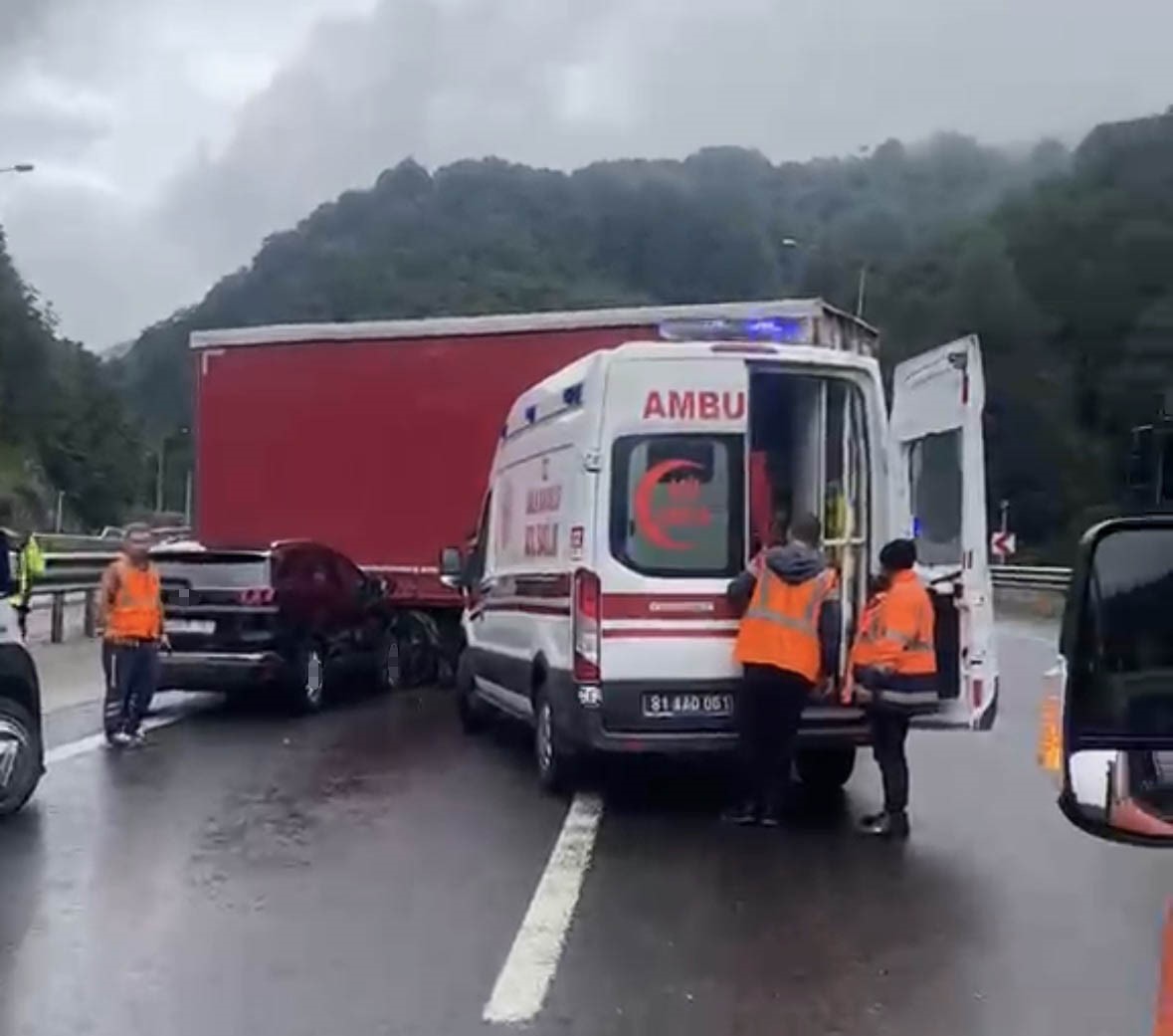 TEM Otoyolu’nda tırdan ayrılan dorseye otomobil çarptı: 2 yaralı