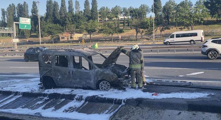 Esenyurt TEM Otoyolu’nda hafif ticari araç alev alev yandı