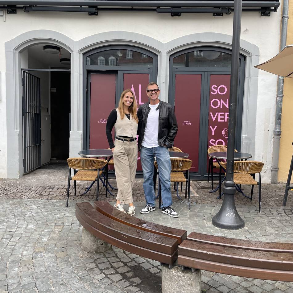 Wein aus dem Weinglas, Tapas und Sommernächte – neben Tante Maja öffnet ...