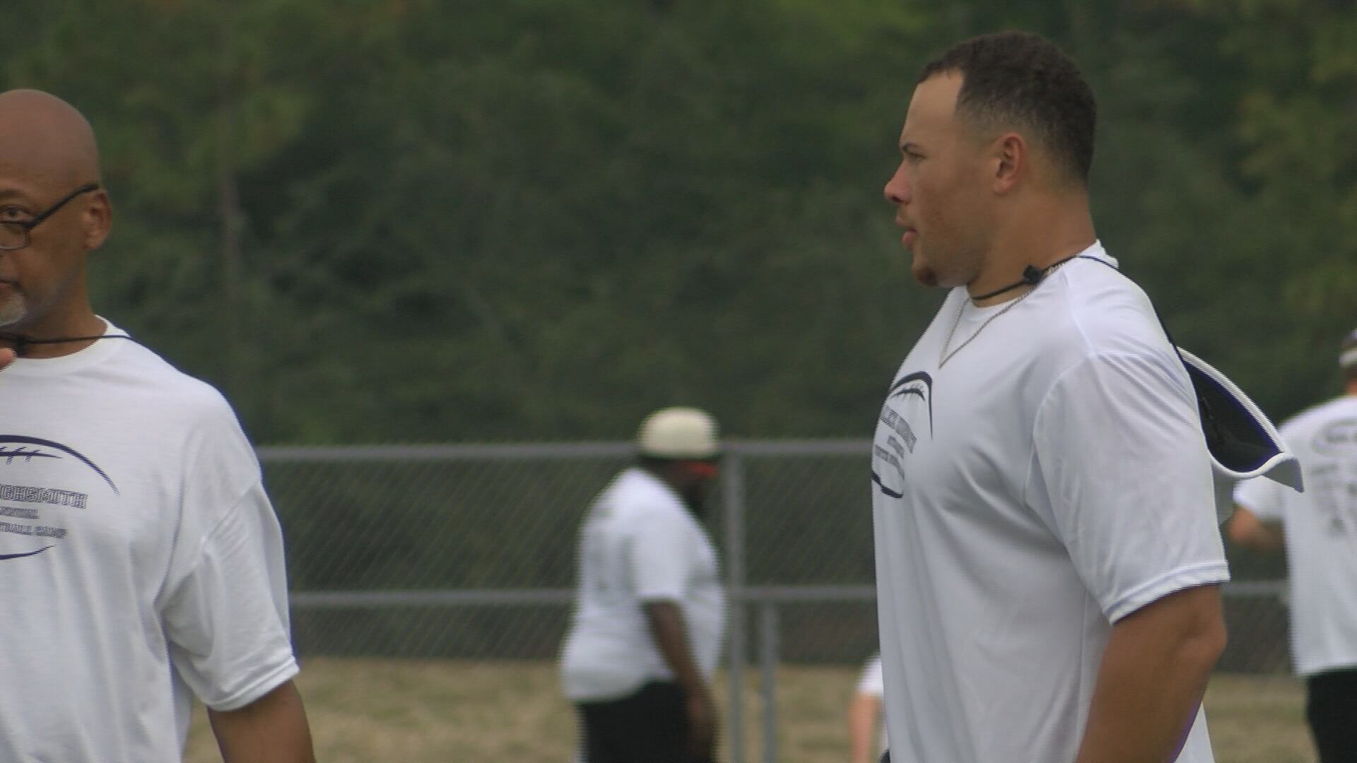 Steelers linebacker Alex Highsmith hosts youth football camp