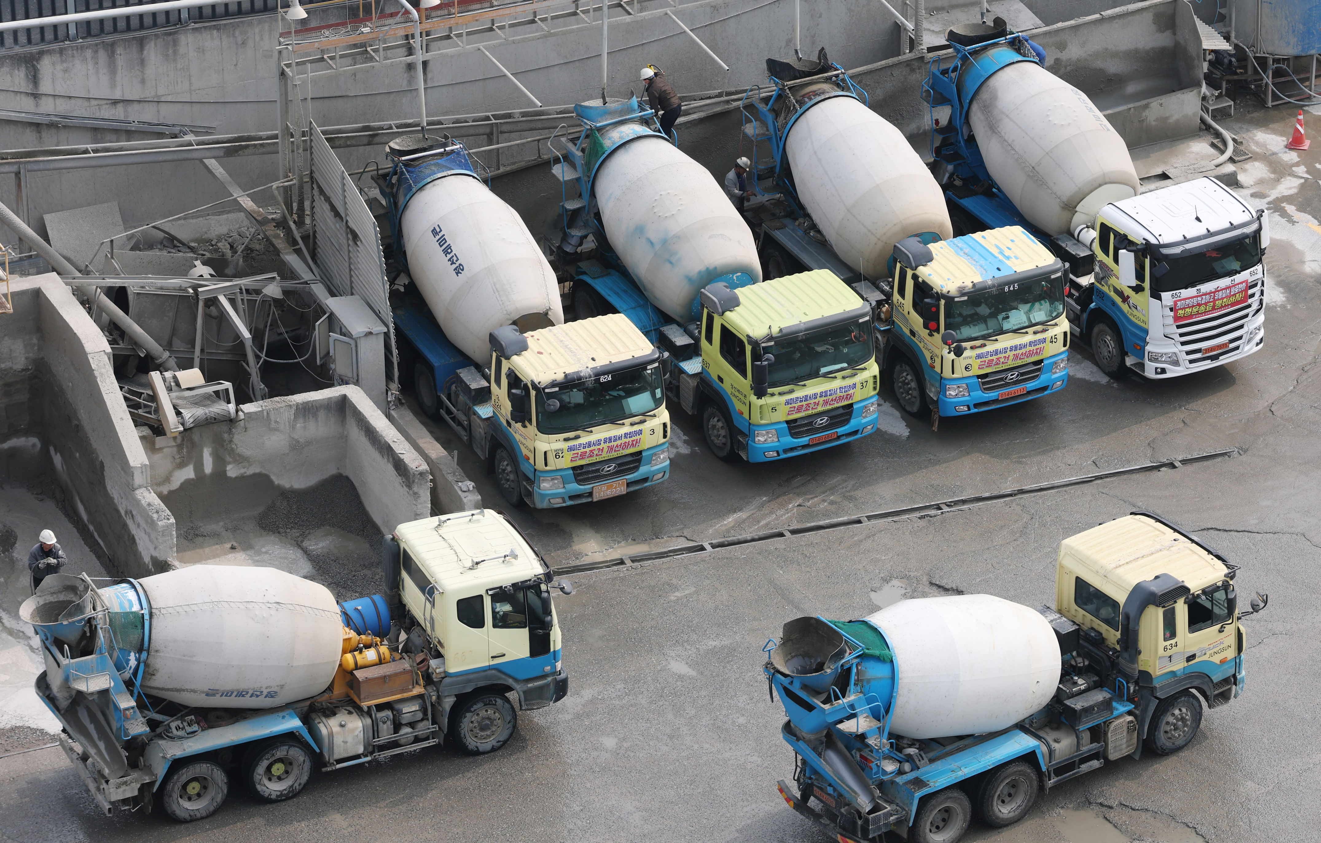 Concrete pouring resumption tied to union vote