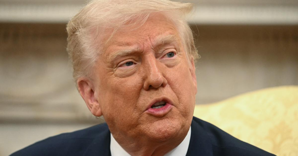 AI-generated photos of Trump meeting with alien-like figures go viral ...