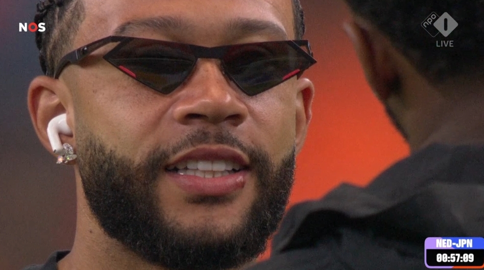 Memphis verschijnt met opvallende bril voor Oranje-duel, Van der Vaart ...