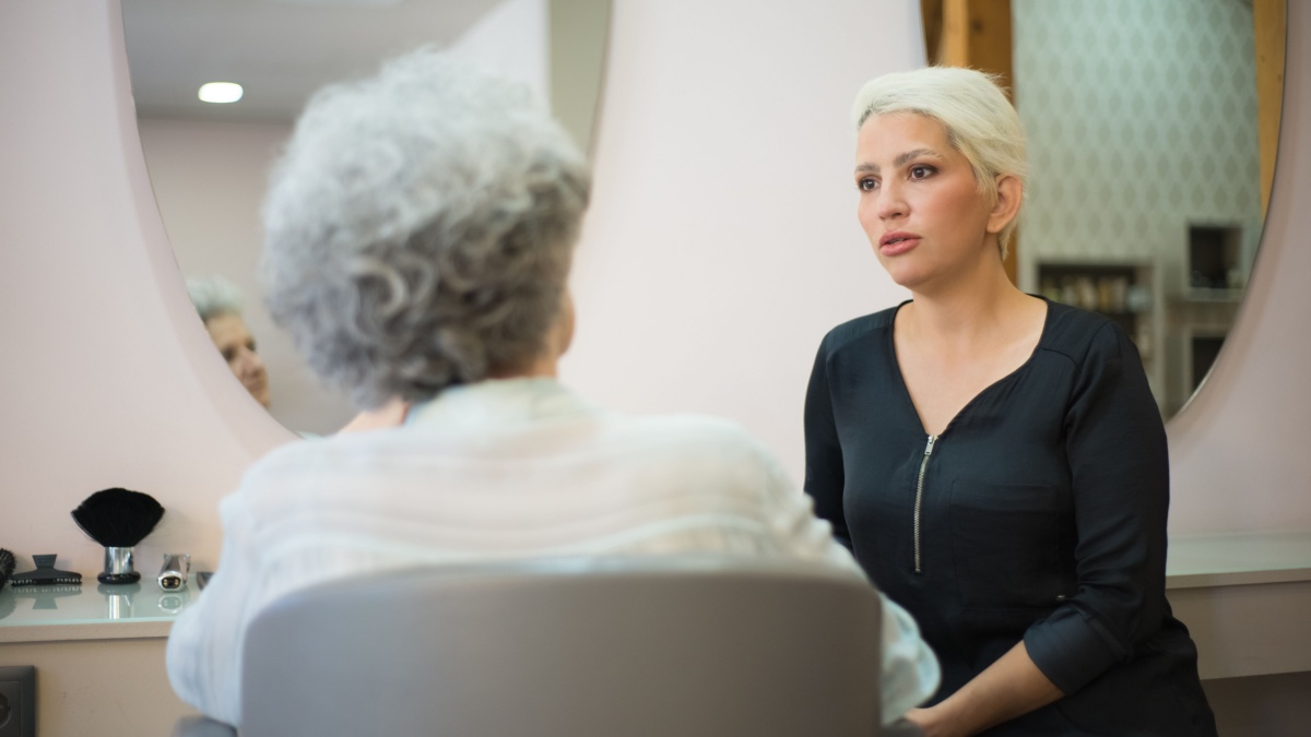 4 reasons why letting your gray hair grow naturally is the most ...