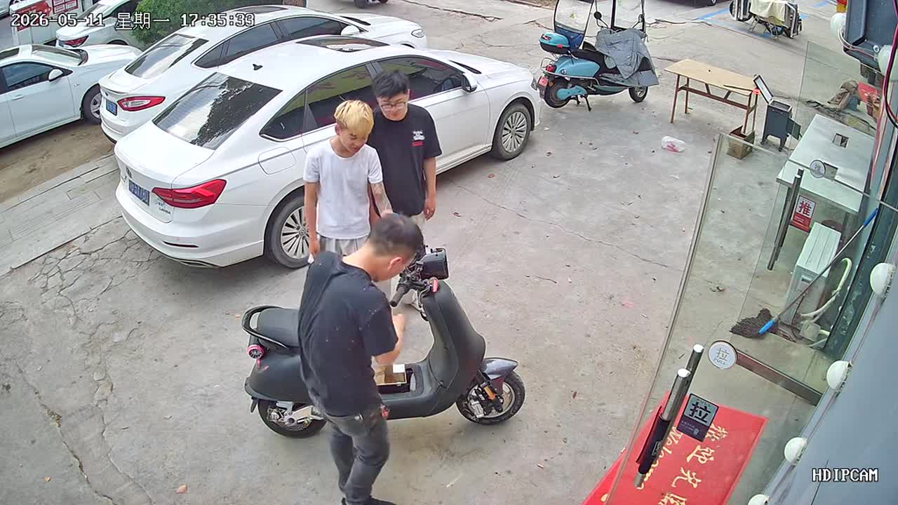 Man loses control of e-scooter and crashes into glass door in Jiangsu ...