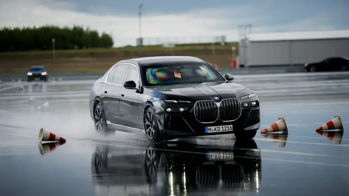 BMW pamer ketangguhan mobil anti peluru, seri 7 dan X5 protection diuji ...