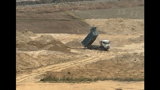 Residents allege illegal C&D waste dumping along Dwarka Expressway