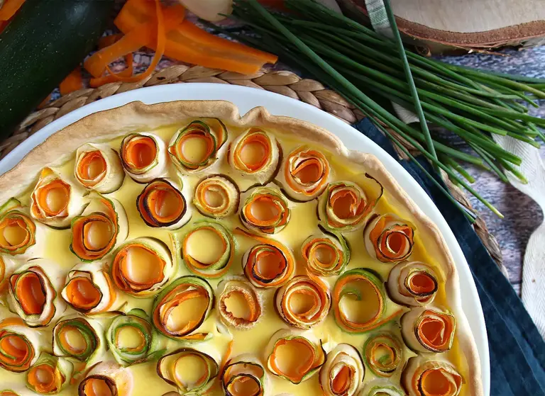 Rosa Zucchini-Karotten-Quiche