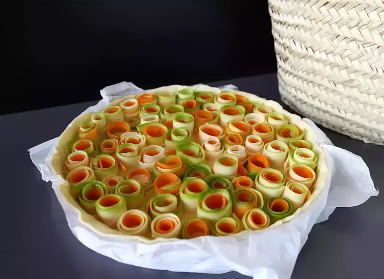 Rosa Zucchini-Karotten-Quiche