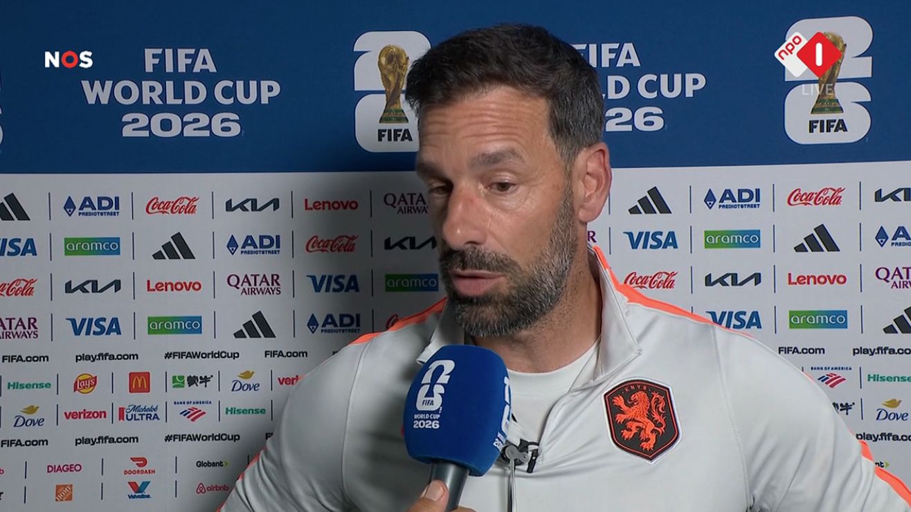 Ruud van Nistelrooij geeft in de rust op camera duidelijke menig over ...