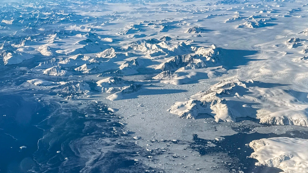 Debris-laden Arctic icebergs reshape seafloor ecosystems