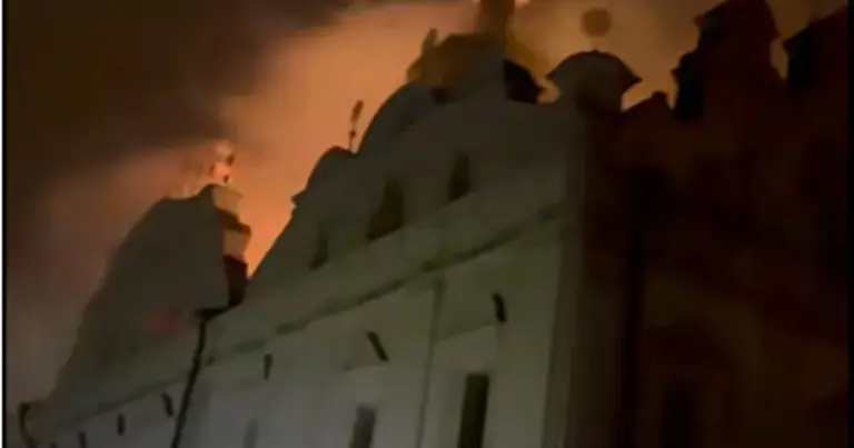 Tűz ütött ki Kijev ezer éves kolostoránál egy orosz találat miatt