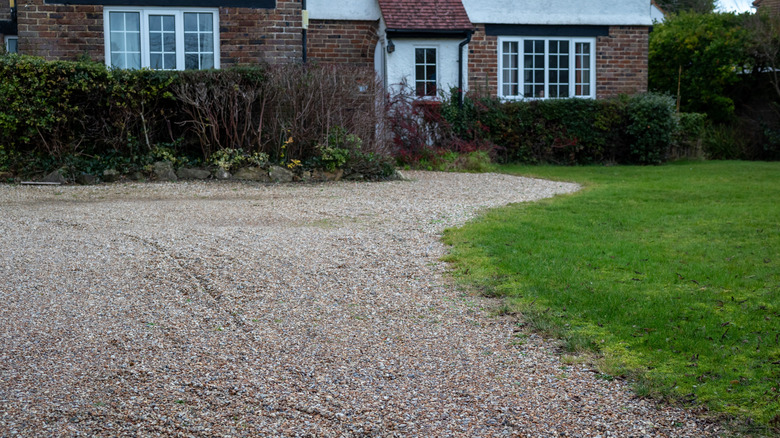 Not pavers: The eco-friendly gravel driveway edging with a natural look
