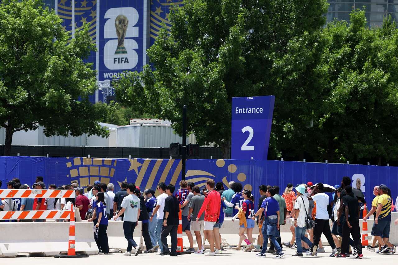 Rain or shine: Fans descend on Arlington for Dallas Stadium's first ...