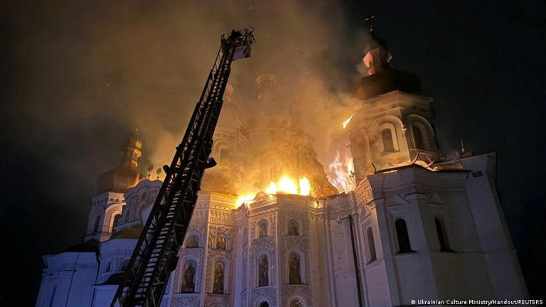 Arde milenario monasterio en Kiev tras un masivo ataque ruso