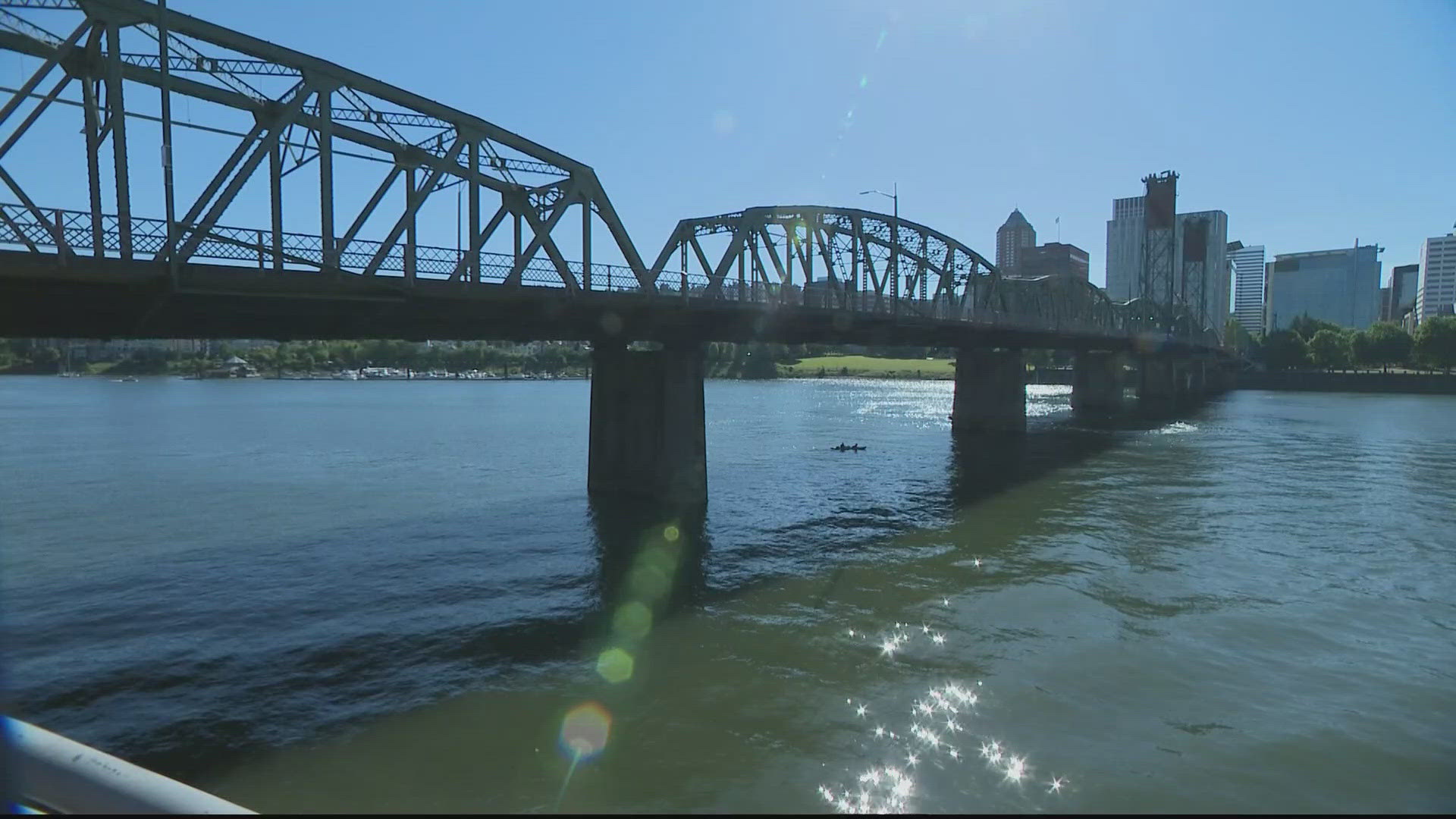 5 hospitalized after boat fire on Willamette River in Portland