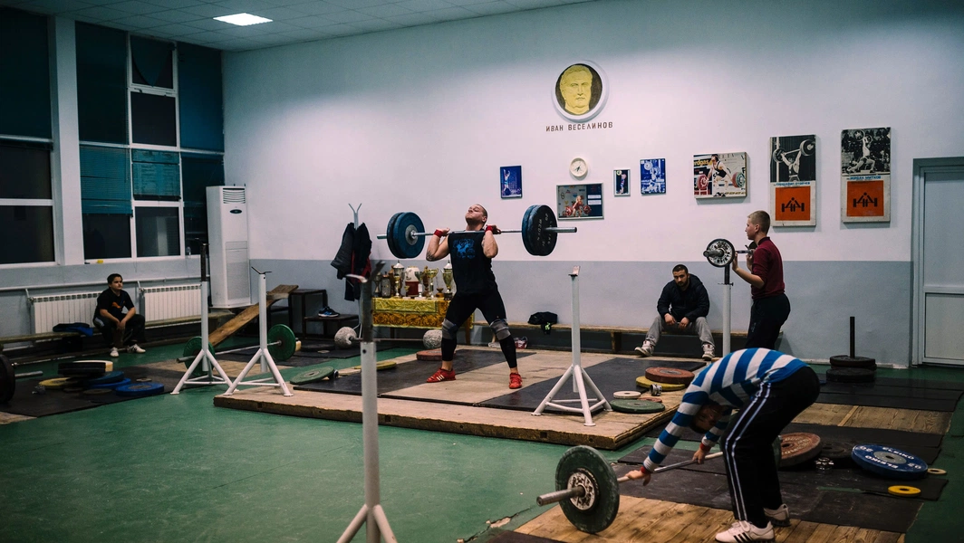 Massive study finds strength gains plateau beyond set volume