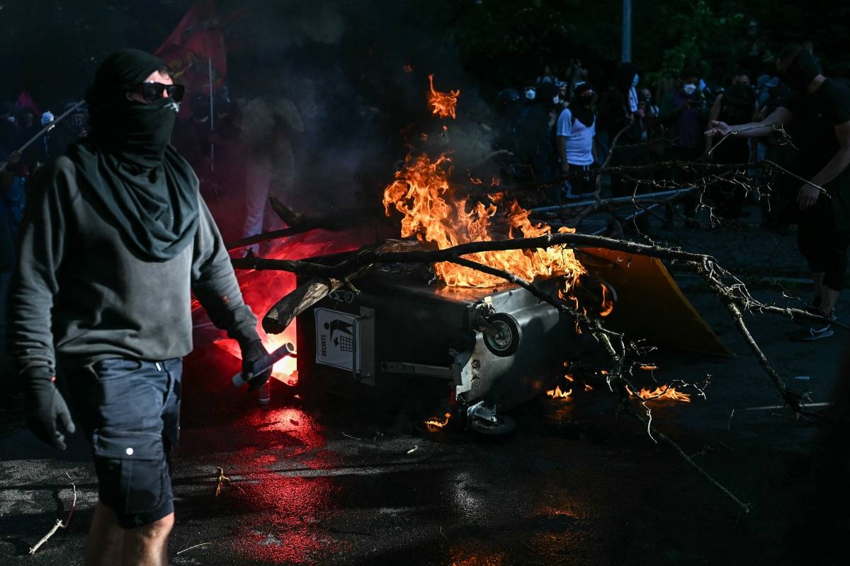 G7 protest turns from carnival to violent stand-off