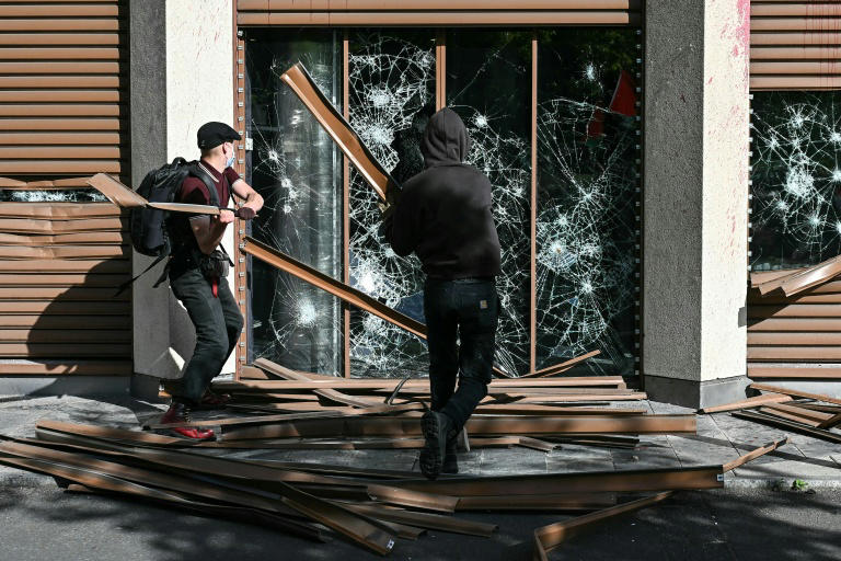 G7 protest turns from carnival to violent stand-off
