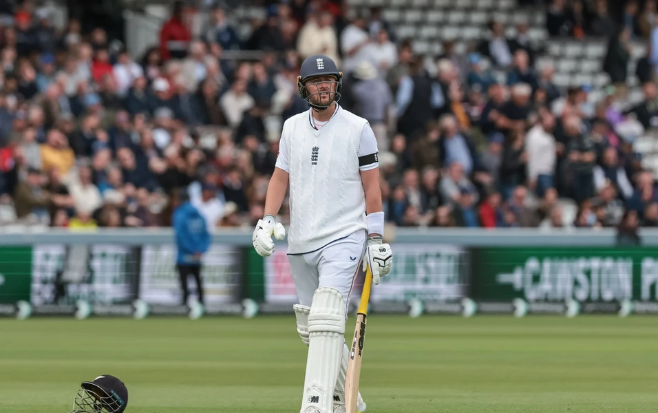 England lose Robinson for second test, call up Crocombe