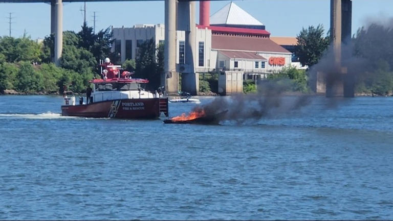 Portland boat catches fire, sinks in Willamette River