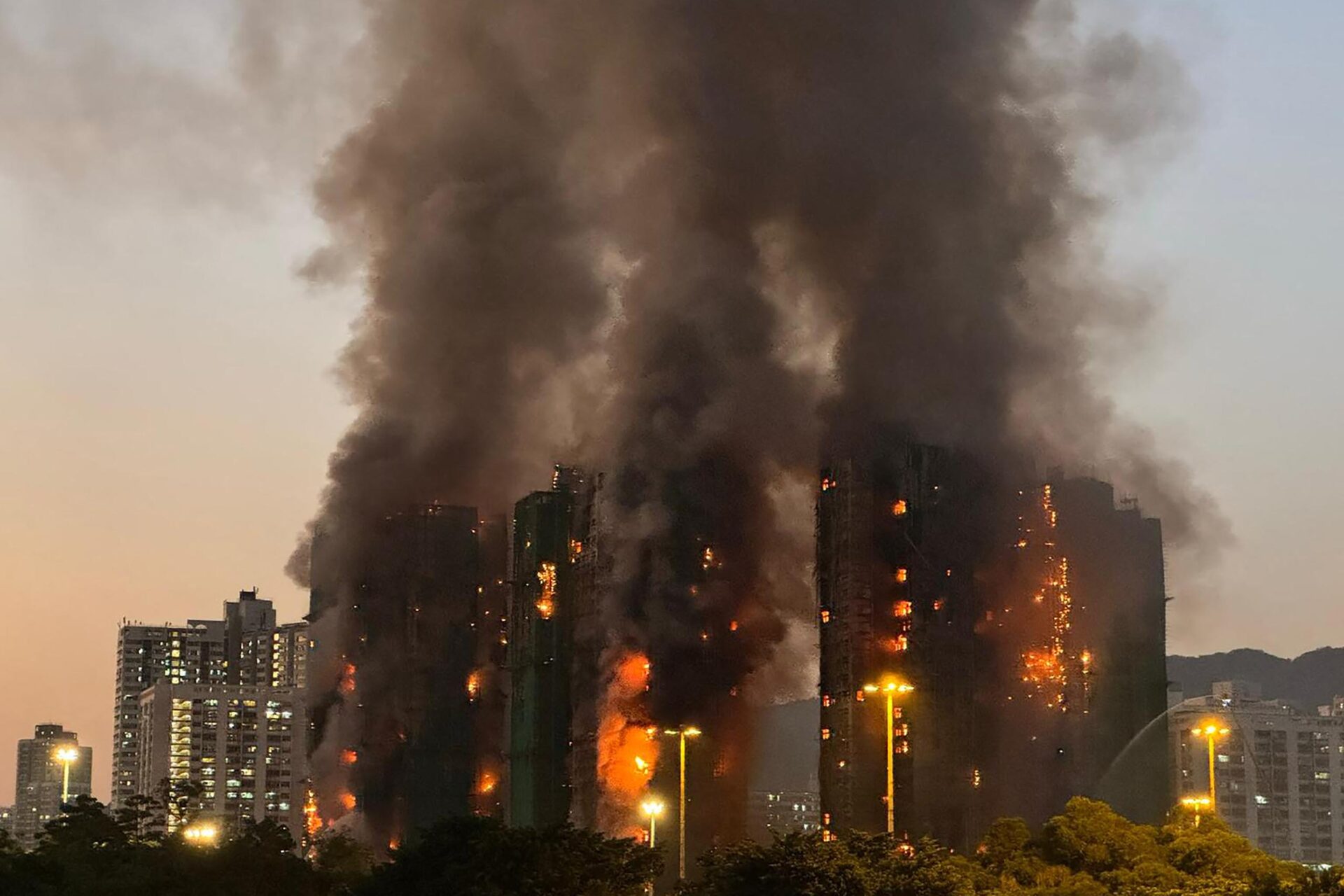 Trágico incendio en Hong Kong: siete personas y dos empresas acusados ...