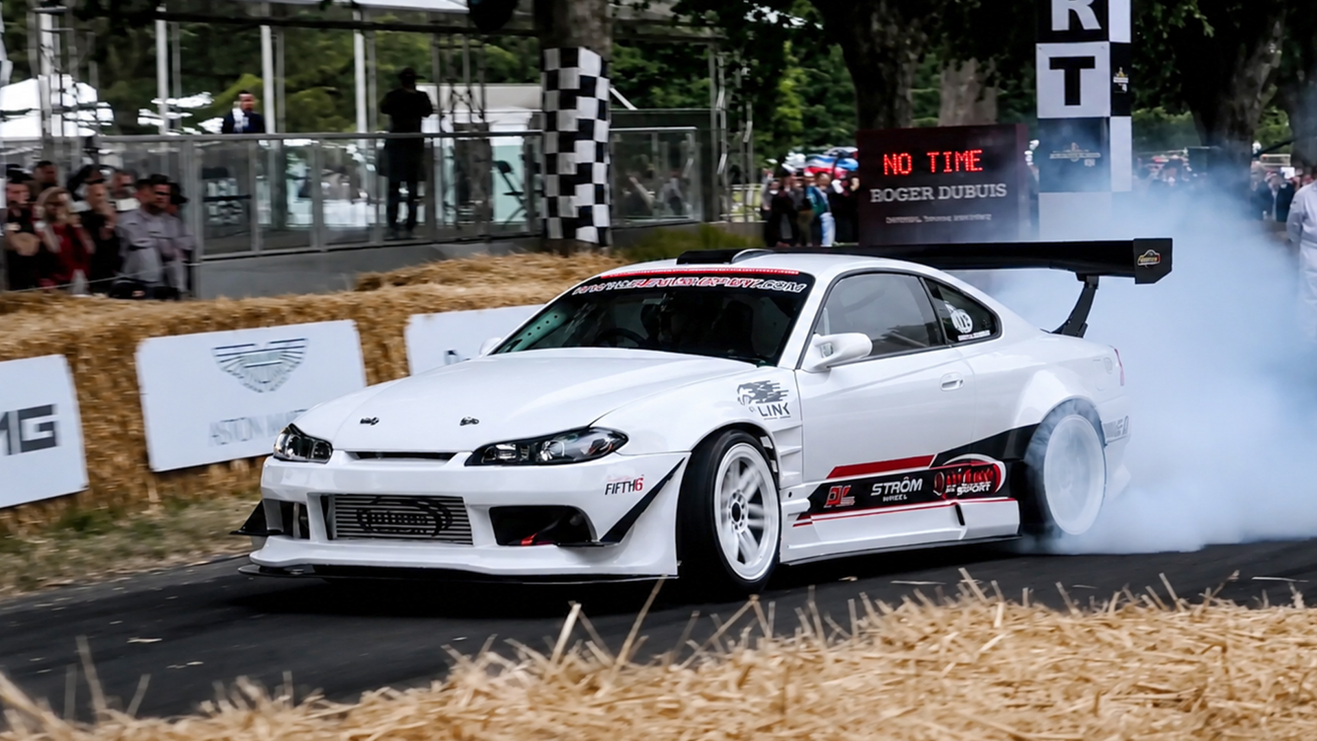Nissan Silvia S15 van een miljonair die de banden laat roken