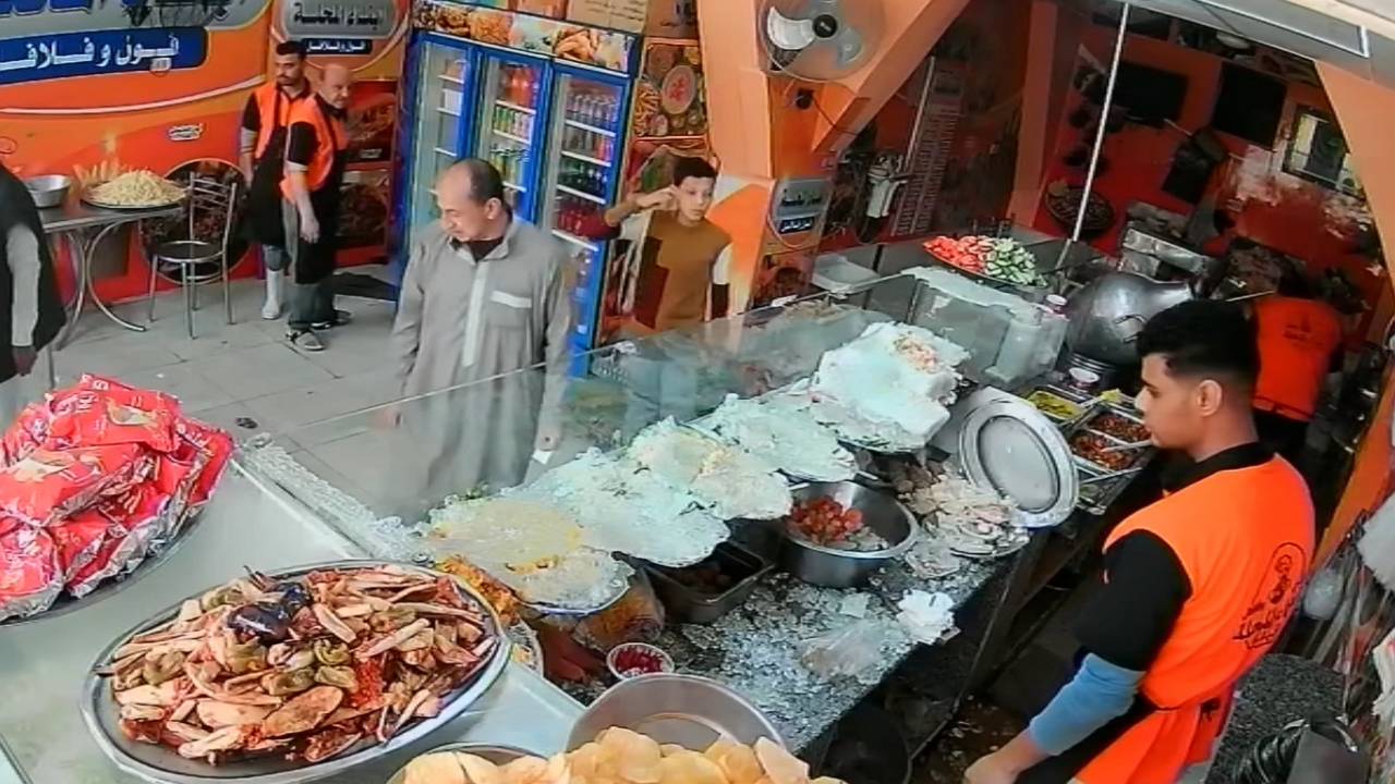 Glass counter shatters suddenly in Egyptian restaurant